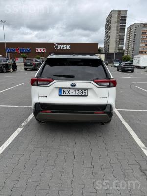White Toyota RAV4 2019 in Riga, with an engine capacity of 2.50 L and mileage of 235 thousand km for 17700 €, photo 4 on AUTOMOTO.COM.LV