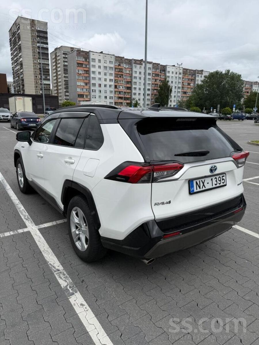 White Toyota RAV4 2019 in Riga, with an engine capacity of 2.50 L and mileage of 235 thousand km for 17700 €, photo 5 on AUTOMOTO.COM.LV