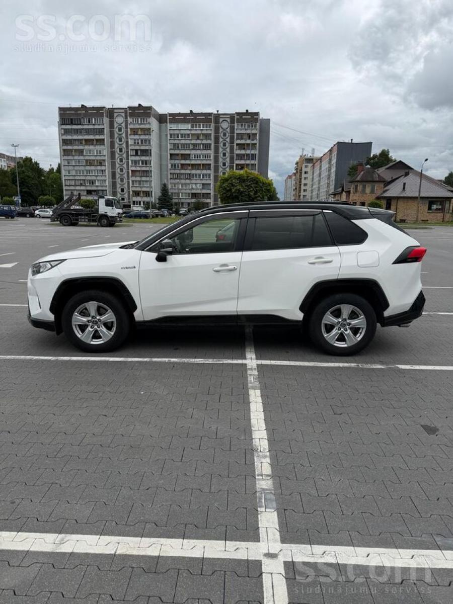 White Toyota RAV4 2019 in Riga, with an engine capacity of 2.50 L and mileage of 235 thousand km for 17700 €, photo 6 on AUTOMOTO.COM.LV