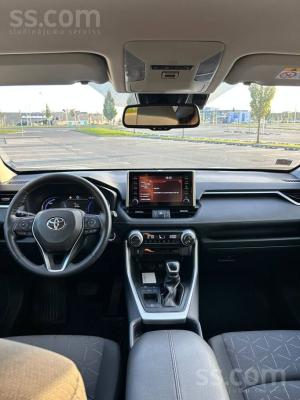 White Toyota RAV4 2019 in Riga, with an engine capacity of 2.50 L and mileage of 235 thousand km for 17700 €, photo 9 on AUTOMOTO.COM.LV