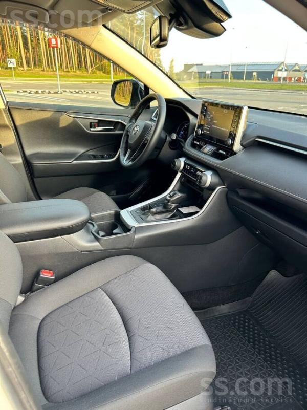 Balts Toyota RAV4 2019 Rīga, ar dzinēja tilpumu 2.50 L un nobraukumu 235 tūkst. km par 17700 €, foto 9 vietnē AUTOMOTO.COM.LV