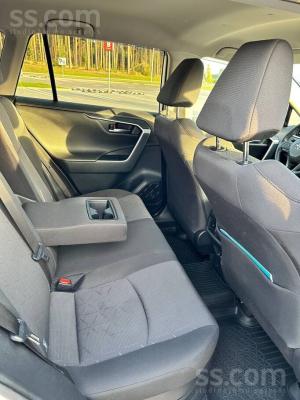 White Toyota RAV4 2019 in Riga, with an engine capacity of 2.50 L and mileage of 235 thousand km for 17700 €, photo 12 on AUTOMOTO.COM.LV