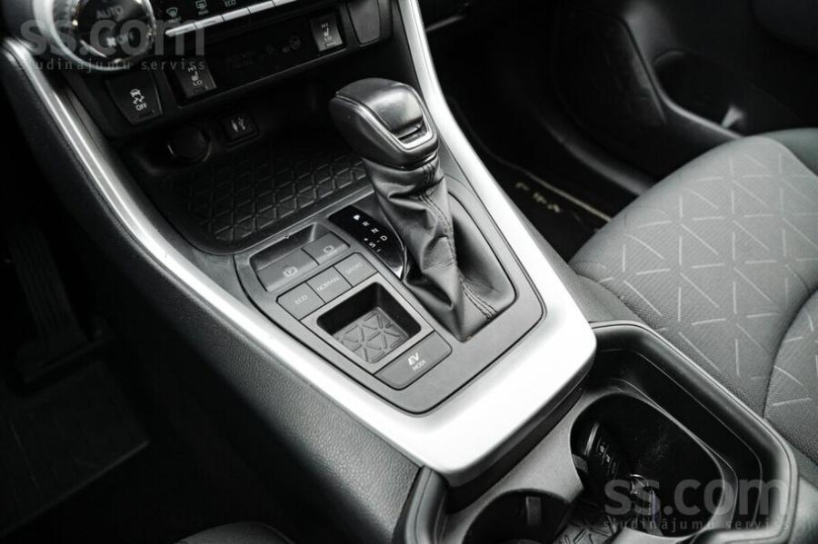 Balts Toyota RAV4 2019 Rīga, ar dzinēja tilpumu 2.50 L un nobraukumu 144 tūkst. km par 24500 €, foto 18 vietnē AUTOMOTO.COM.LV