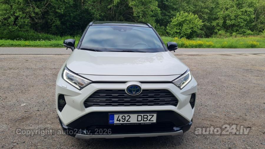 White Toyota RAV4 2019 in Maardu, with an engine capacity of 2.50 L and mileage of 122 thousand km for 27000 €, photo 3 on AUTOMOTO.COM.LV