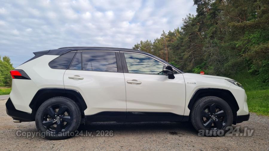 White Toyota RAV4 2019 in Maardu, with an engine capacity of 2.50 L and mileage of 122 thousand km for 27000 €, photo 5 on AUTOMOTO.COM.LV