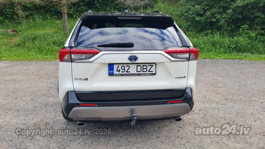 White Toyota RAV4 2019 in Maardu, with an engine capacity of 2.50 L and mileage of 122 thousand km for 27000 €, photo 7 on AUTOMOTO.COM.LV