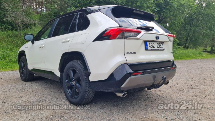 White Toyota RAV4 2019 in Maardu, with an engine capacity of 2.50 L and mileage of 122 thousand km for 27000 €, photo 8 on AUTOMOTO.COM.LV