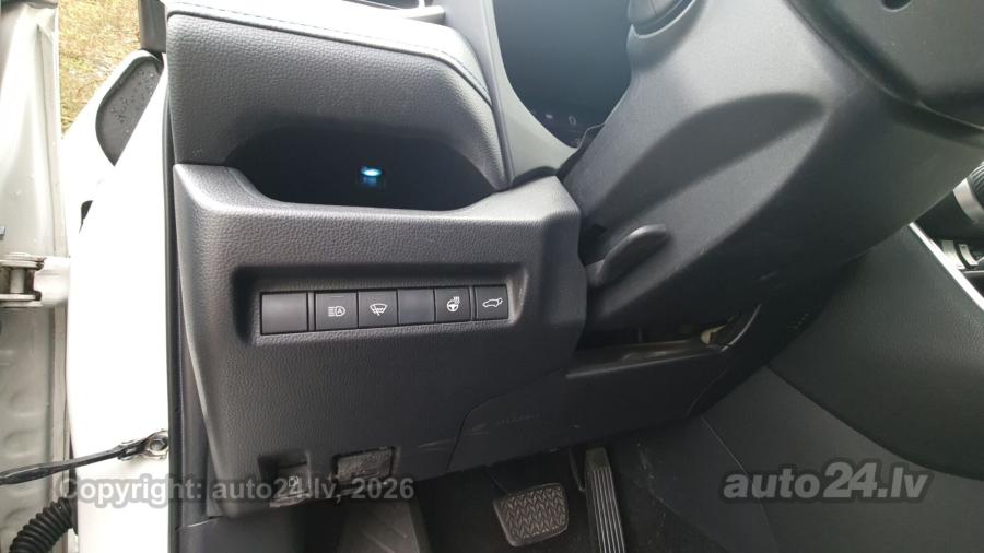 White Toyota RAV4 2019 in Maardu, with an engine capacity of 2.50 L and mileage of 122 thousand km for 27000 €, photo 11 on AUTOMOTO.COM.LV