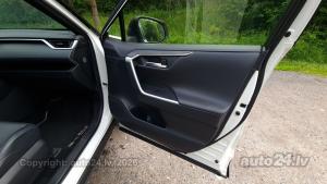 White Toyota RAV4 2019 in Maardu, with an engine capacity of 2.50 L and mileage of 122 thousand km for 27000 €, photo 12 on AUTOMOTO.COM.LV