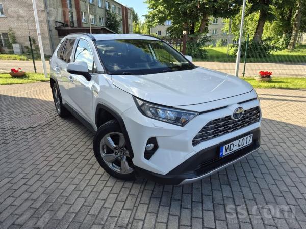 White Toyota RAV4 2019 in Rezekne, with an engine capacity of 2.50 L and mileage of 309 thousand km for 17700 €, photo 2 on AUTOMOTO.COM.LV