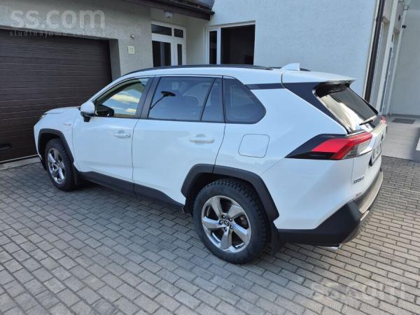 White Toyota RAV4 2019 in Rezekne, with an engine capacity of 2.50 L and mileage of 309 thousand km for 17700 €, photo 4 on AUTOMOTO.COM.LV