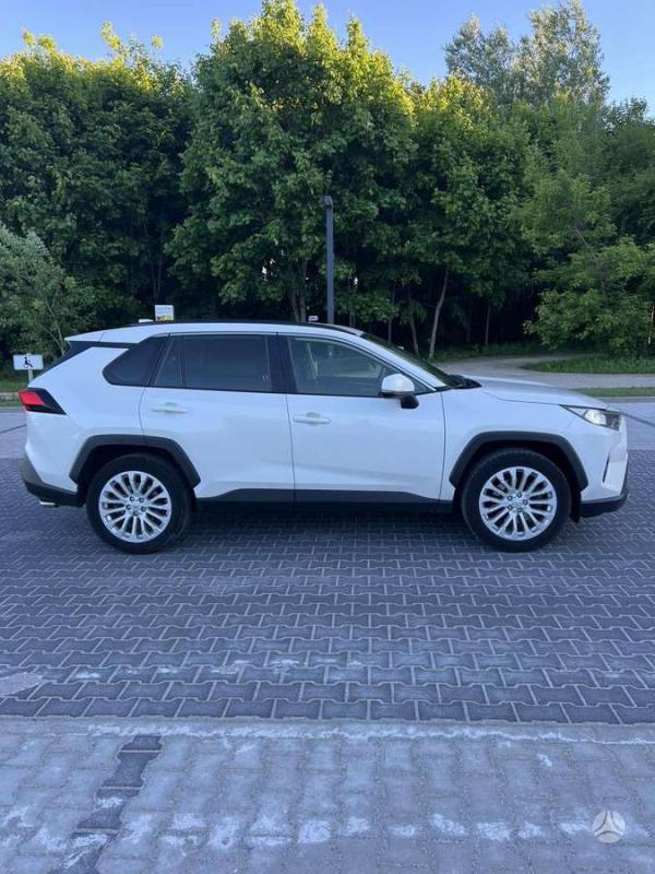 Balts Toyota RAV4 2019 Jurbarkas, ar dzinēja tilpumu 1.99 L un nobraukumu 220 tūkst. km par 20700 €, foto 3 vietnē AUTOMOTO.COM.LV