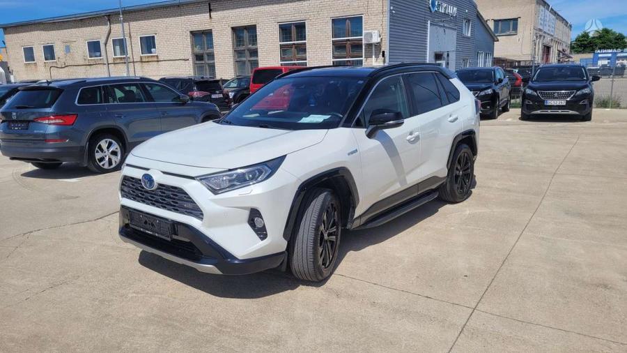 White Toyota RAV4 2019 in Siauliai, with an engine capacity of 2.49 L and mileage of 175 thousand km for 22700 €, photo 1 on AUTOMOTO.COM.LV