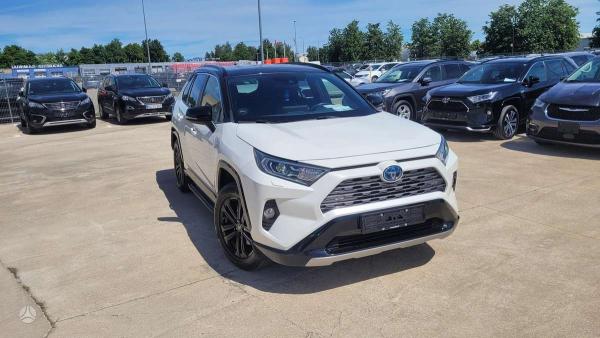 White Toyota RAV4 2019 in Siauliai, with an engine capacity of 2.49 L and mileage of 175 thousand km for 22700 €, photo 2 on AUTOMOTO.COM.LV