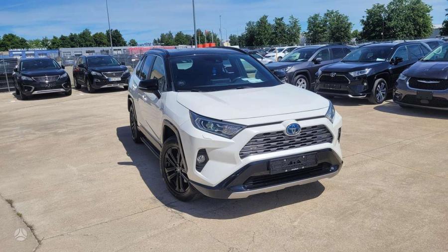White Toyota RAV4 2019 in Siauliai, with an engine capacity of 2.49 L and mileage of 175 thousand km for 22700 €, photo 3 on AUTOMOTO.COM.LV