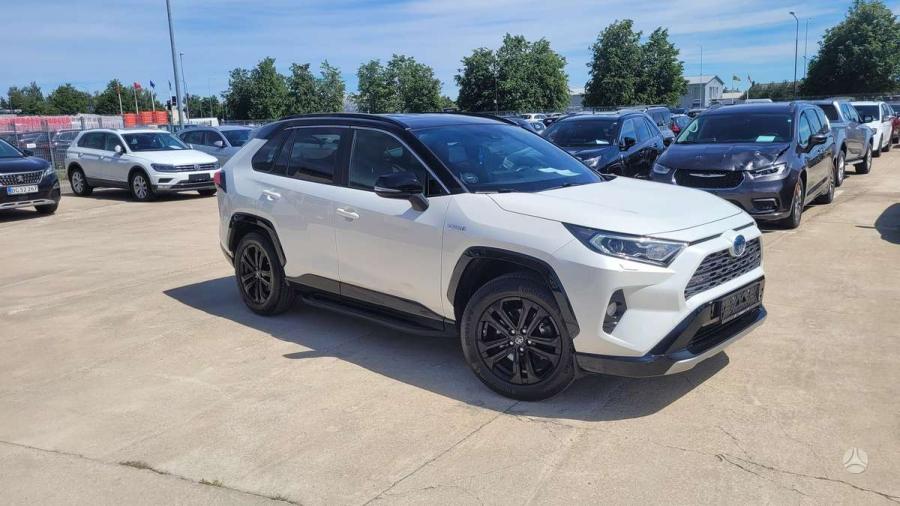 White Toyota RAV4 2019 in Siauliai, with an engine capacity of 2.49 L and mileage of 175 thousand km for 22700 €, photo 4 on AUTOMOTO.COM.LV