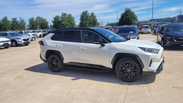 White Toyota RAV4 2019 in Siauliai, with an engine capacity of 2.49 L and mileage of 175 thousand km for 22700 €, photo 5 on AUTOMOTO.COM.LV