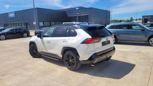 White Toyota RAV4 2019 in Siauliai, with an engine capacity of 2.49 L and mileage of 175 thousand km for 22700 €, photo 8 on AUTOMOTO.COM.LV