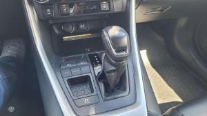 White Toyota RAV4 2019 in Siauliai, with an engine capacity of 2.49 L and mileage of 175 thousand km for 22700 €, photo 11 on AUTOMOTO.COM.LV