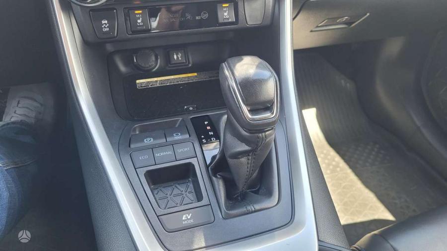 White Toyota RAV4 2019 in Siauliai, with an engine capacity of 2.49 L and mileage of 175 thousand km for 22700 €, photo 11 on AUTOMOTO.COM.LV