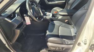 White Toyota RAV4 2019 in Siauliai, with an engine capacity of 2.49 L and mileage of 175 thousand km for 22700 €, photo 13 on AUTOMOTO.COM.LV