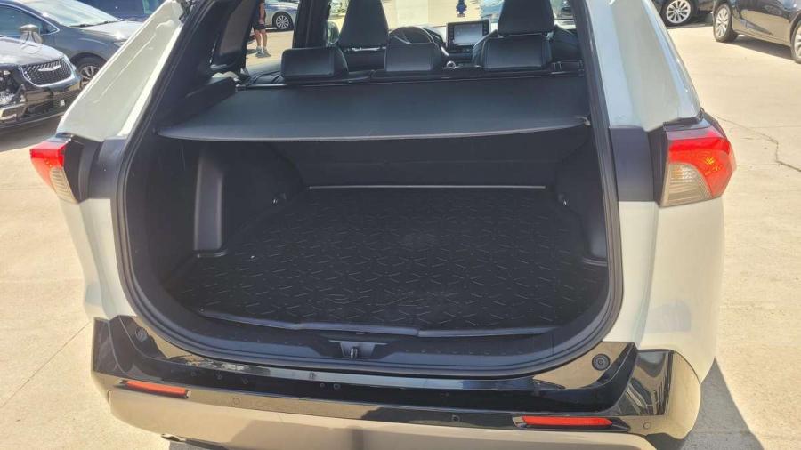 White Toyota RAV4 2019 in Siauliai, with an engine capacity of 2.49 L and mileage of 175 thousand km for 22700 €, photo 16 on AUTOMOTO.COM.LV