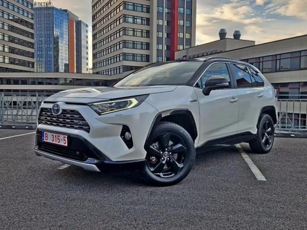 White Toyota RAV4 2019 in Riga, with an engine capacity of 2.50 L and mileage of 84 thousand km for 29490 €, photo 1 on AUTOMOTO.COM.LV