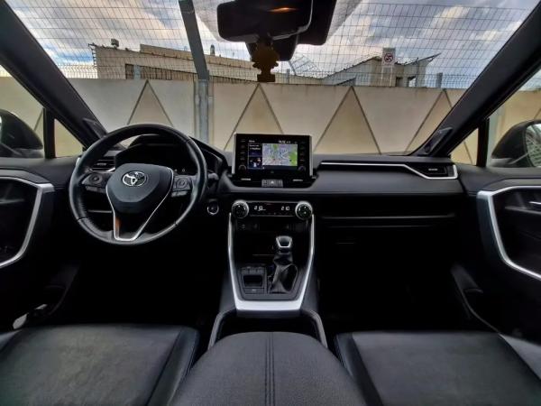 White Toyota RAV4 2019 in Riga, with an engine capacity of 2.50 L and mileage of 84 thousand km for 29490 €, photo 3 on AUTOMOTO.COM.LV