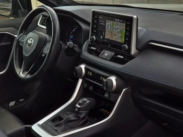 White Toyota RAV4 2019 in Riga, with an engine capacity of 2.50 L and mileage of 84 thousand km for 29490 €, photo 5 on AUTOMOTO.COM.LV