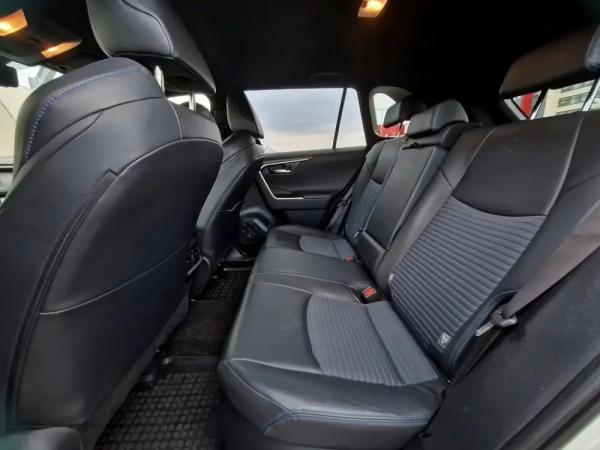 White Toyota RAV4 2019 in Riga, with an engine capacity of 2.50 L and mileage of 84 thousand km for 29490 €, photo 7 on AUTOMOTO.COM.LV