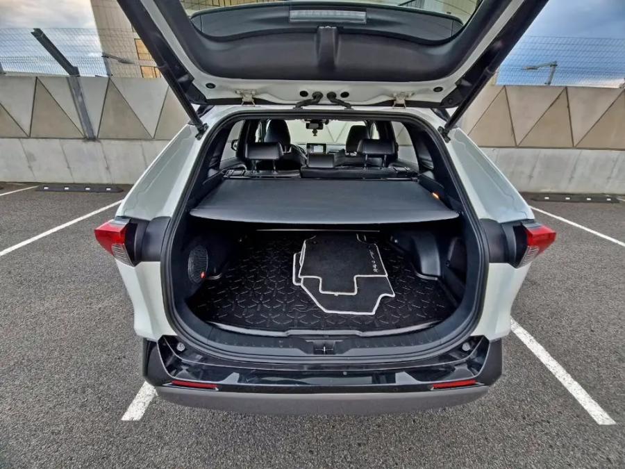 Balts Toyota RAV4 2019 Rīga, ar dzinēja tilpumu 2.50 L un nobraukumu 84 tūkst. km par 29490 €, foto 9 vietnē AUTOMOTO.COM.LV