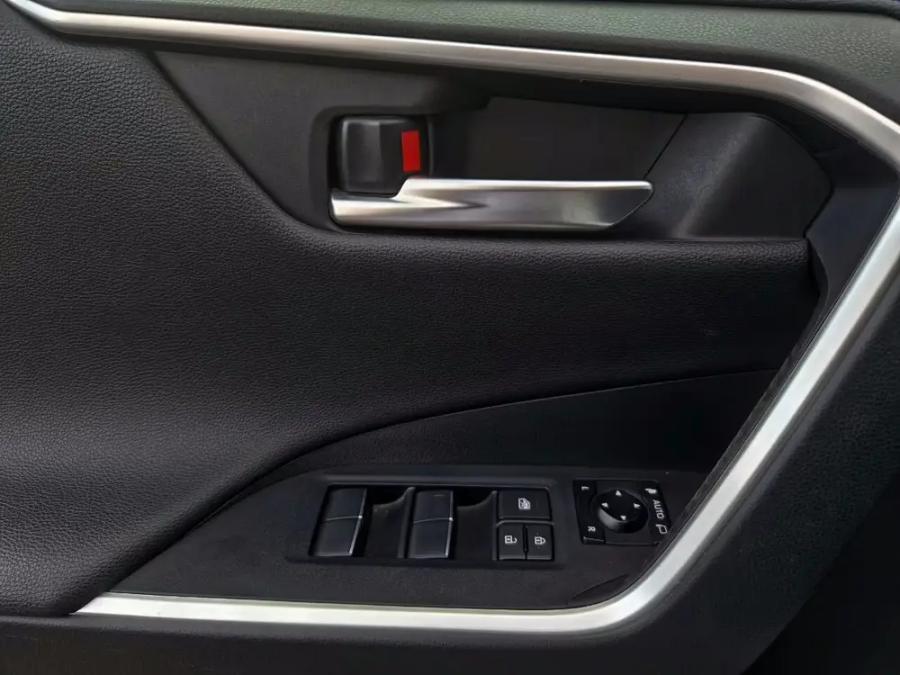 Balts Toyota RAV4 2019 Rīga, ar dzinēja tilpumu 2.50 L un nobraukumu 84 tūkst. km par 29490 €, foto 12 vietnē AUTOMOTO.COM.LV