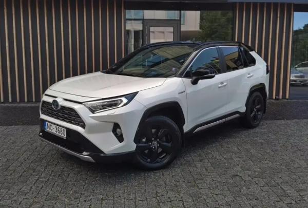 White Toyota RAV4 2019 in Riga, with an engine capacity of 2.50 L and mileage of 102 thousand km for 30500 €, photo 1 on AUTOMOTO.COM.LV