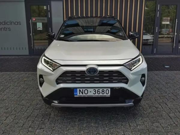 White Toyota RAV4 2019 in Riga, with an engine capacity of 2.50 L and mileage of 102 thousand km for 30500 €, photo 2 on AUTOMOTO.COM.LV