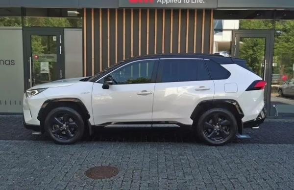 White Toyota RAV4 2019 in Riga, with an engine capacity of 2.50 L and mileage of 102 thousand km for 30500 €, photo 5 on AUTOMOTO.COM.LV
