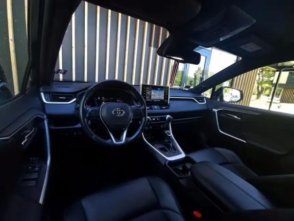 White Toyota RAV4 2019 in Riga, with an engine capacity of 2.50 L and mileage of 102 thousand km for 30500 €, photo 9 on AUTOMOTO.COM.LV
