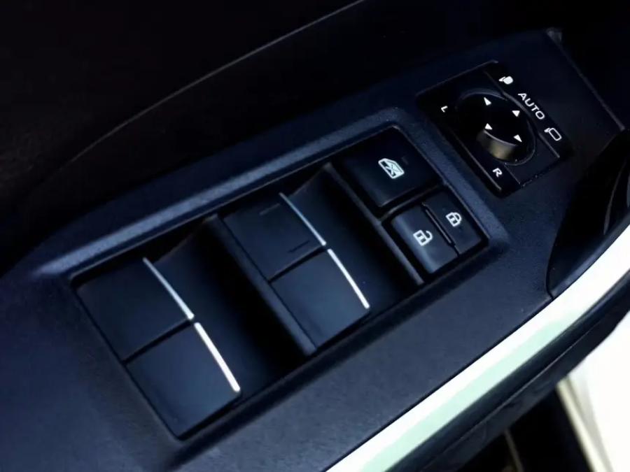 Balts Toyota RAV4 2019 Rīga, ar dzinēja tilpumu 2.50 L un nobraukumu 102 tūkst. km par 30500 €, foto 20 vietnē AUTOMOTO.COM.LV