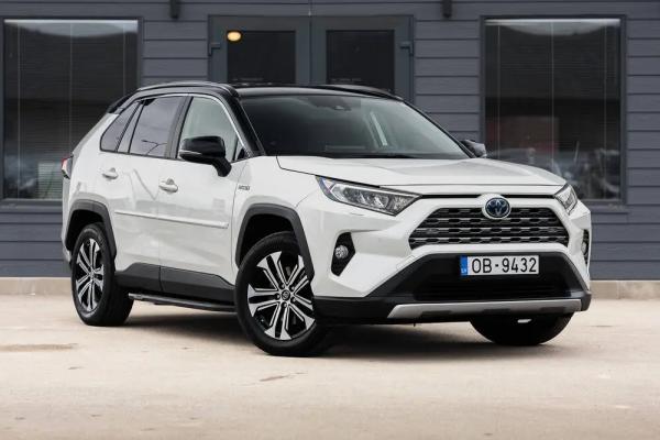 White Toyota RAV4 2019 in Jelgava, with an engine capacity of 2.50 L and mileage of 140 thousand km for 26450 €, photo 1 on AUTOMOTO.COM.LV