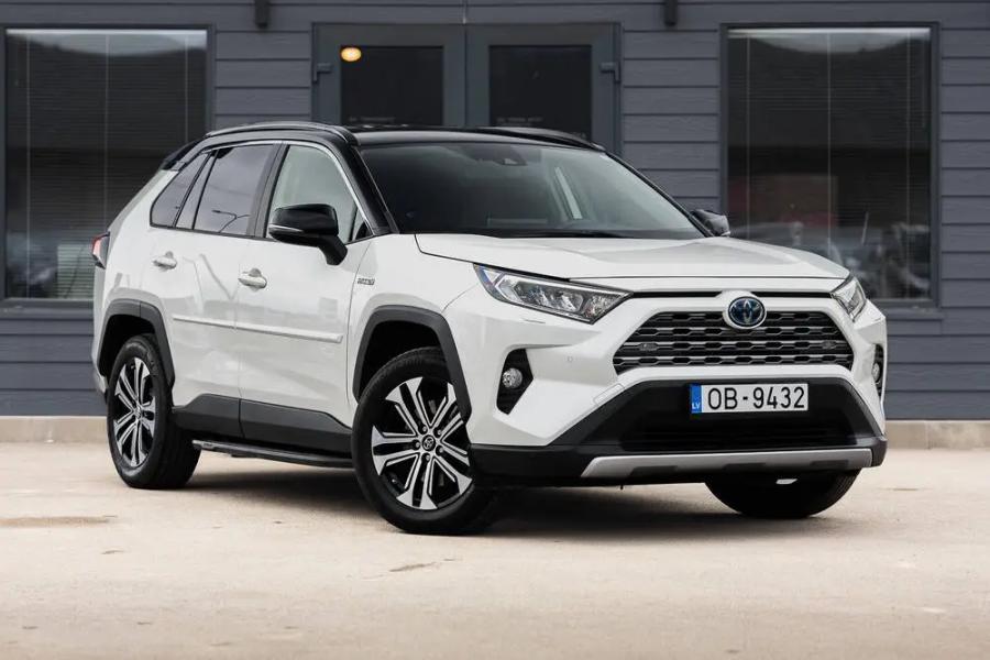 Balts Toyota RAV4 2019 Jelgava, ar dzinēja tilpumu 2.50 L un nobraukumu 140 tūkst. km par 26450 €, foto 1 vietnē AUTOMOTO.COM.LV