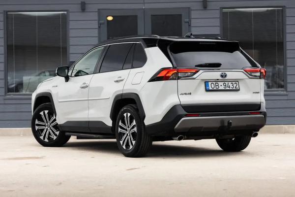 White Toyota RAV4 2019 in Jelgava, with an engine capacity of 2.50 L and mileage of 140 thousand km for 26450 €, photo 2 on AUTOMOTO.COM.LV