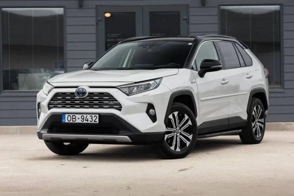 White Toyota RAV4 2019 in Jelgava, with an engine capacity of 2.50 L and mileage of 140 thousand km for 26450 €, photo 3 on AUTOMOTO.COM.LV