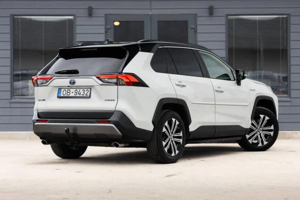 White Toyota RAV4 2019 in Jelgava, with an engine capacity of 2.50 L and mileage of 140 thousand km for 26450 €, photo 4 on AUTOMOTO.COM.LV