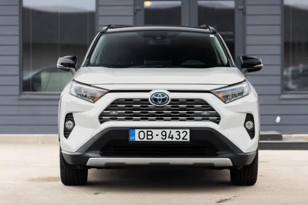 White Toyota RAV4 2019 in Jelgava, with an engine capacity of 2.50 L and mileage of 140 thousand km for 26450 €, photo 5 on AUTOMOTO.COM.LV