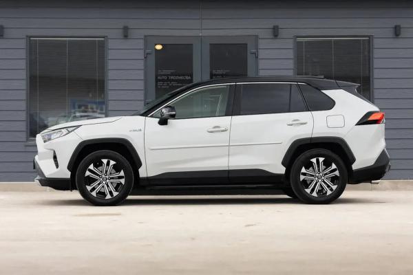 White Toyota RAV4 2019 in Jelgava, with an engine capacity of 2.50 L and mileage of 140 thousand km for 26450 €, photo 6 on AUTOMOTO.COM.LV