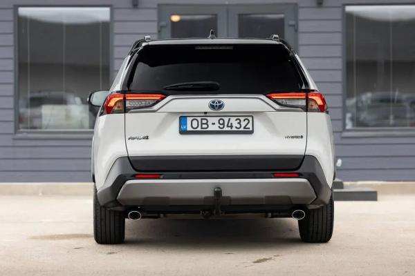 White Toyota RAV4 2019 in Jelgava, with an engine capacity of 2.50 L and mileage of 140 thousand km for 26450 €, photo 7 on AUTOMOTO.COM.LV
