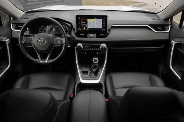 White Toyota RAV4 2019 in Jelgava, with an engine capacity of 2.50 L and mileage of 140 thousand km for 26450 €, photo 8 on AUTOMOTO.COM.LV