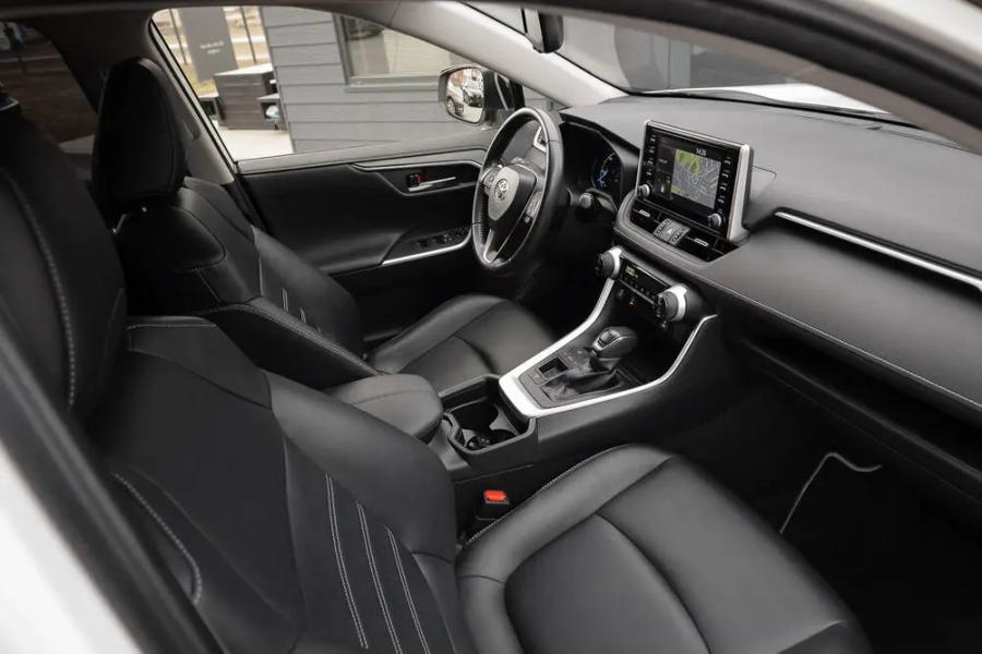 Balts Toyota RAV4 2019 Jelgava, ar dzinēja tilpumu 2.50 L un nobraukumu 140 tūkst. km par 26450 €, foto 10 vietnē AUTOMOTO.COM.LV