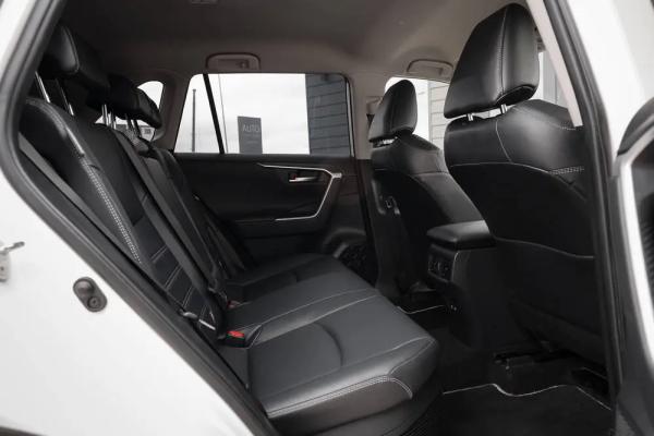 White Toyota RAV4 2019 in Jelgava, with an engine capacity of 2.50 L and mileage of 140 thousand km for 26450 €, photo 10 on AUTOMOTO.COM.LV