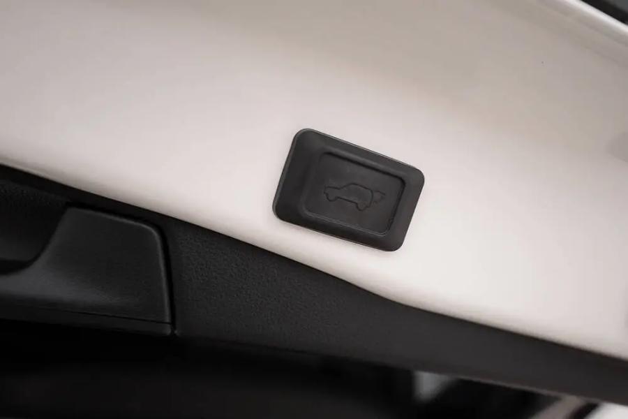 Balts Toyota RAV4 2019 Jelgava, ar dzinēja tilpumu 2.50 L un nobraukumu 140 tūkst. km par 26450 €, foto 13 vietnē AUTOMOTO.COM.LV