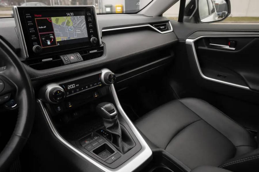 Balts Toyota RAV4 2019 Jelgava, ar dzinēja tilpumu 2.50 L un nobraukumu 140 tūkst. km par 26450 €, foto 15 vietnē AUTOMOTO.COM.LV